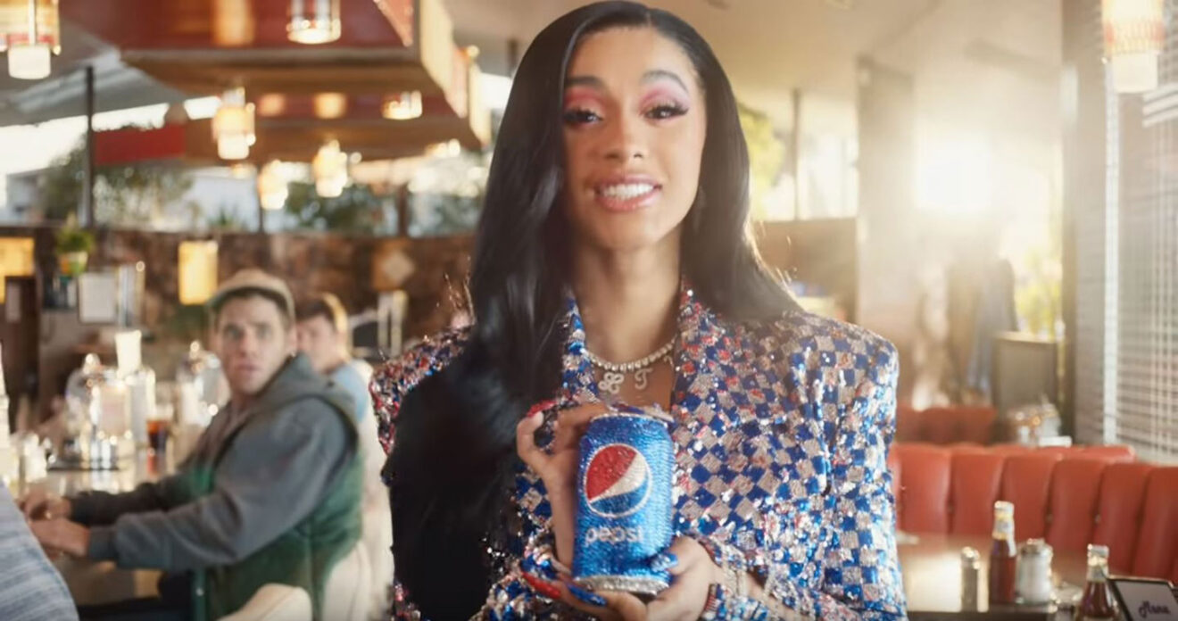 Se Cardi B med over 300 Swarovski-krystaller påsat på sine negle | ELLE
