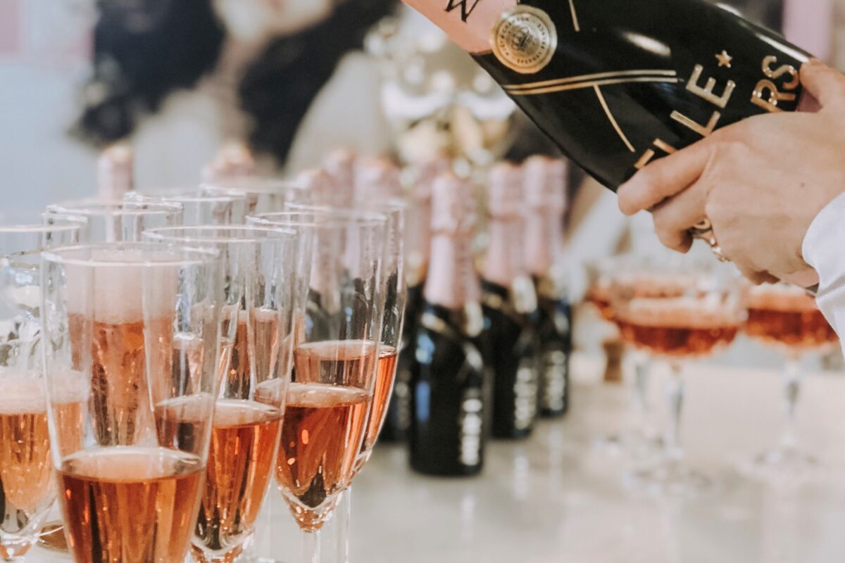Sådan serverer du din champagne og starter festen med stil