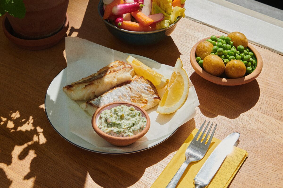 Opskrift: Stegt fisk med sommergrøntsager og tatarsauce