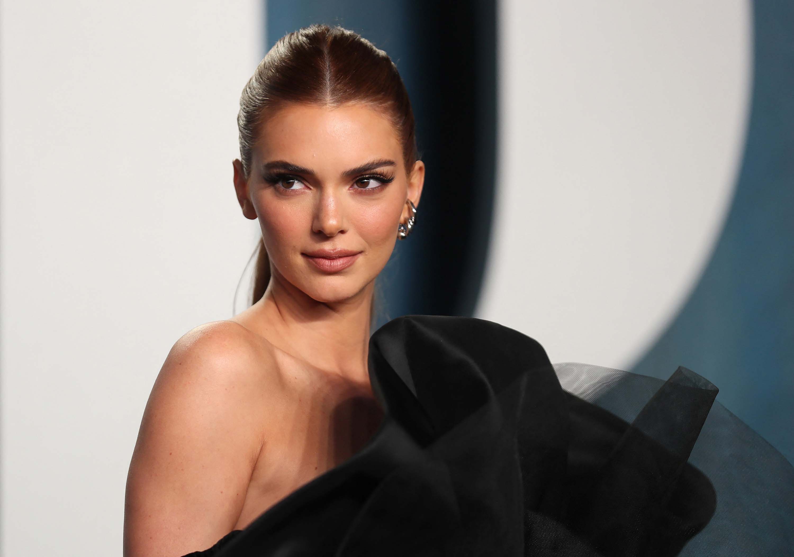 Kendall Jenner og Victoria Beckham har fundet genvejen til lange ben ...