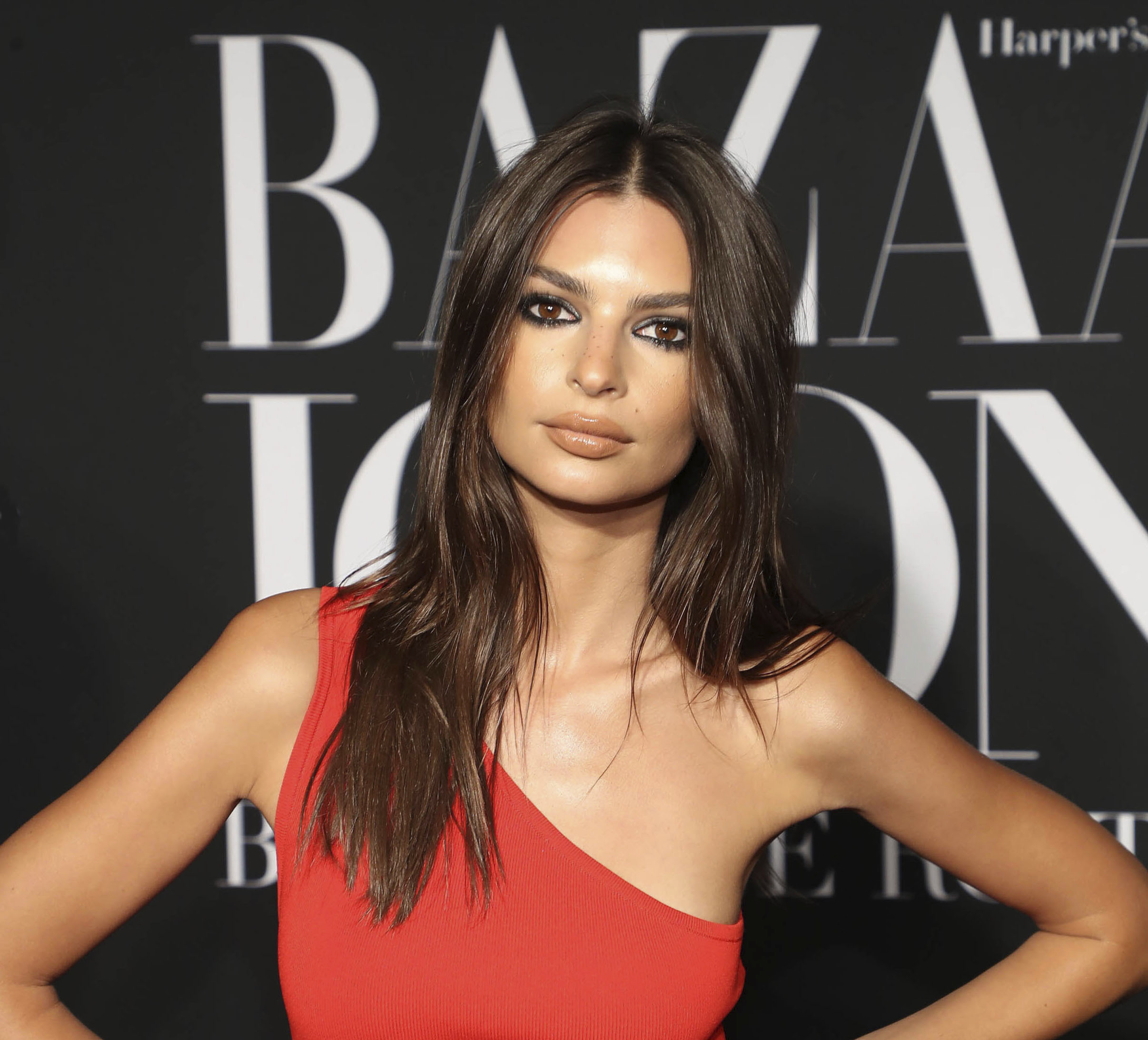 Emily Ratajkowskis kosmetolog deler de 9 råd, modellen sværger til for ...