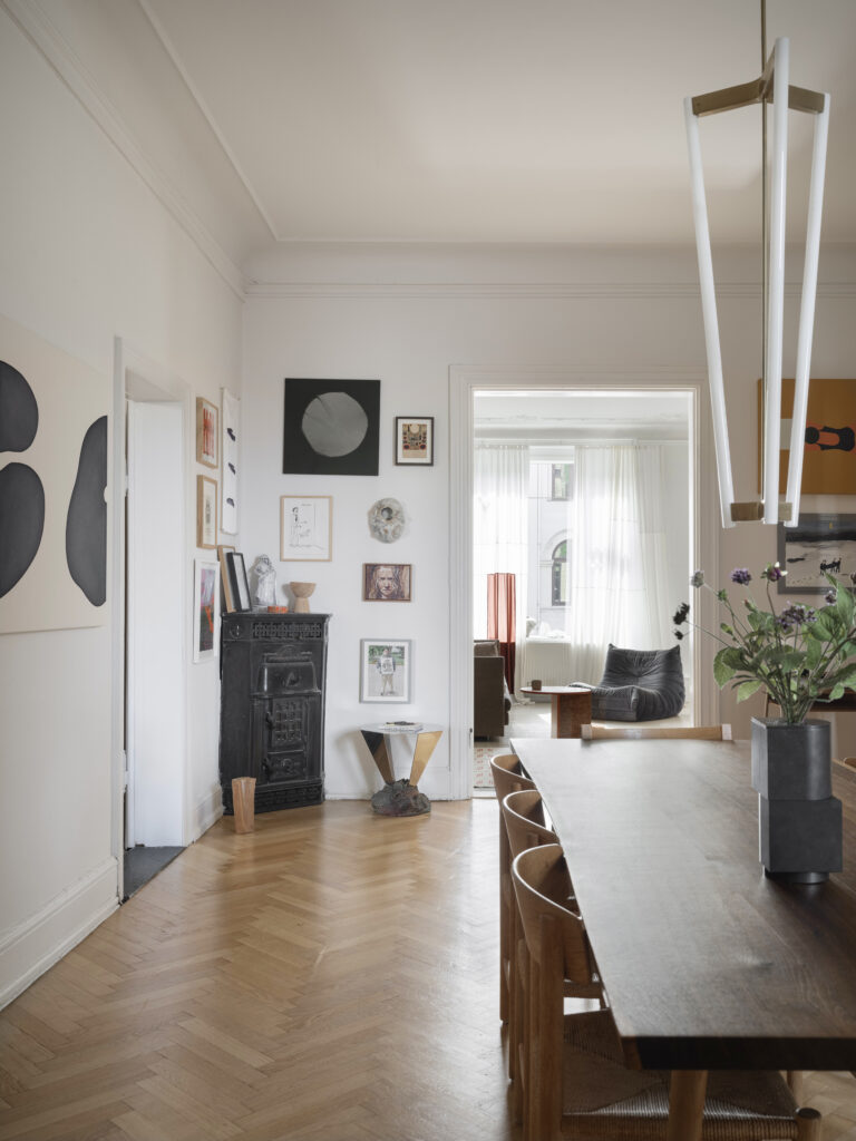 Denne højloftede Frederiksberg-lejlighed er fyldt med danske ...