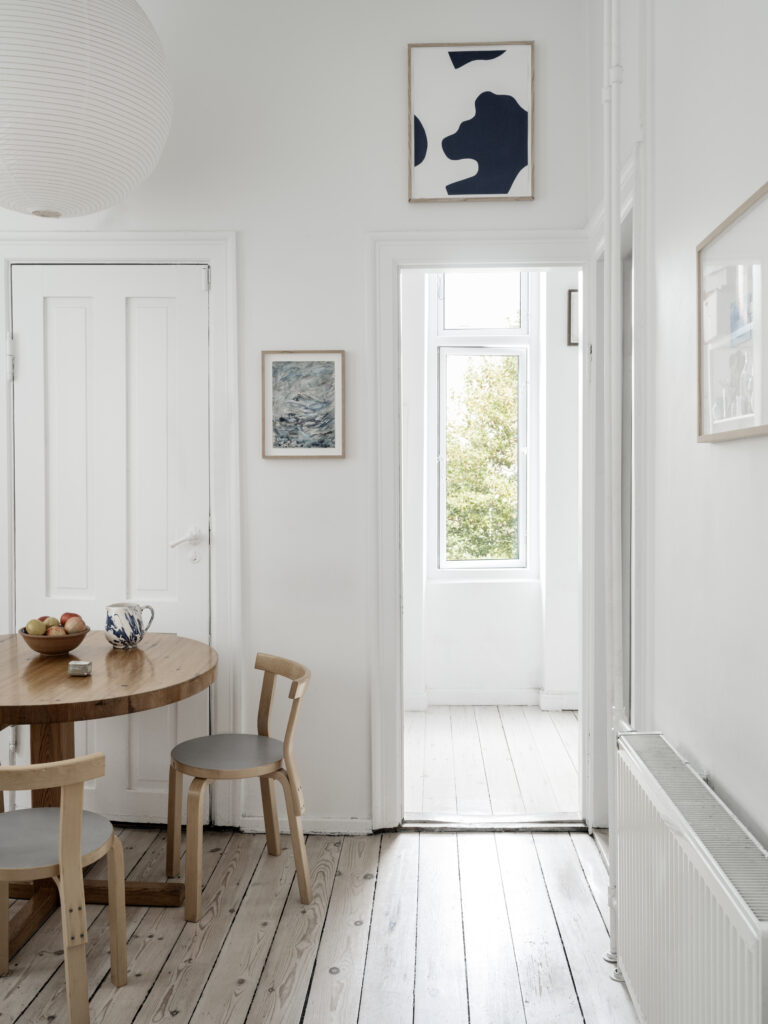 Denne højloftede Frederiksberg-lejlighed er fyldt med danske ...